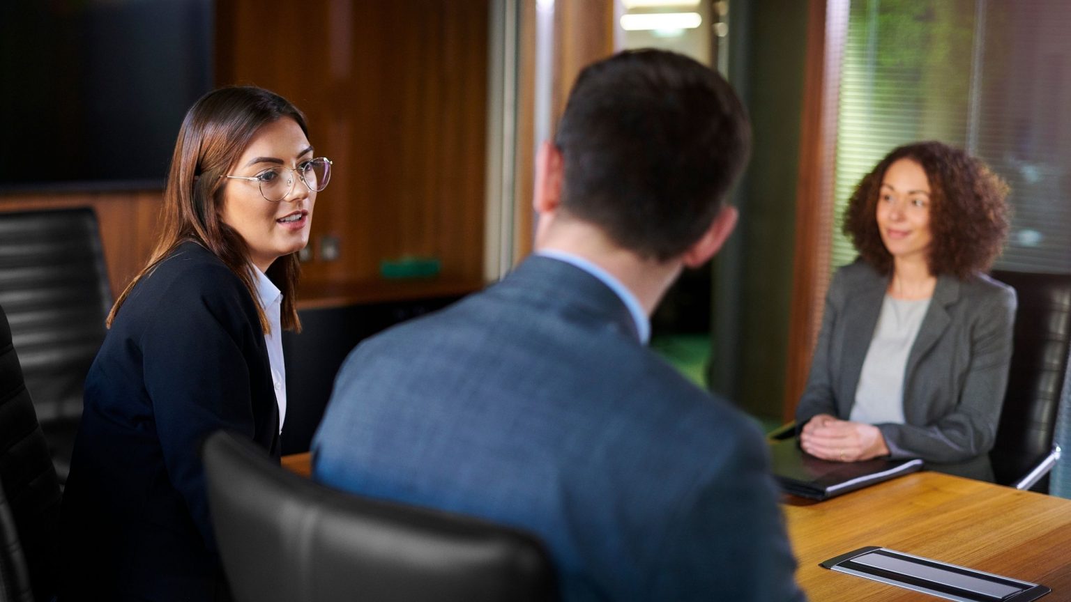 ¿Cómo prepararse para la entrevista de residencia por matrimonio? - Abogada Jessica Dominguez